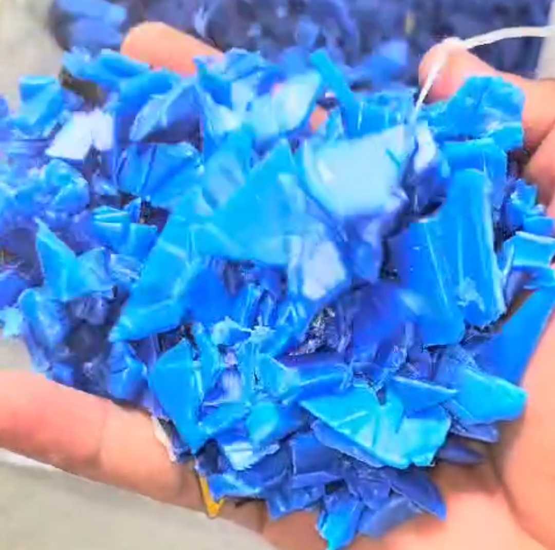 HDPE BLUE DRUM GRINDING,HDPE,grinding,blow,injection-molding,raffia ...